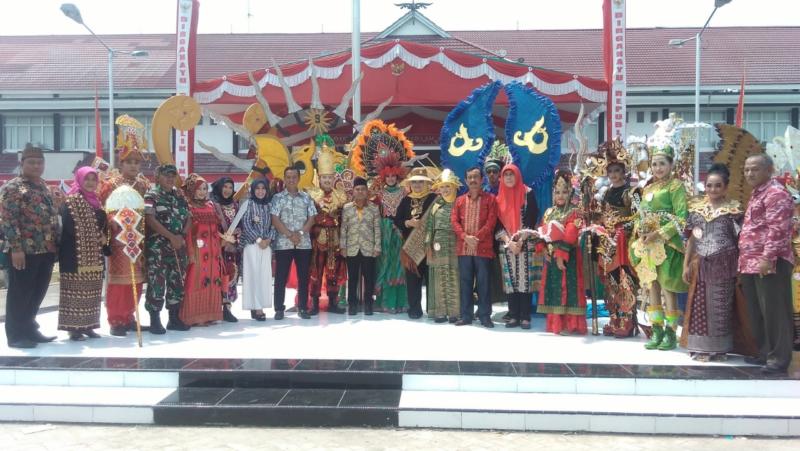 Karnaval Tenun Sambas Pertama di Kalbar - eQuator.co.id